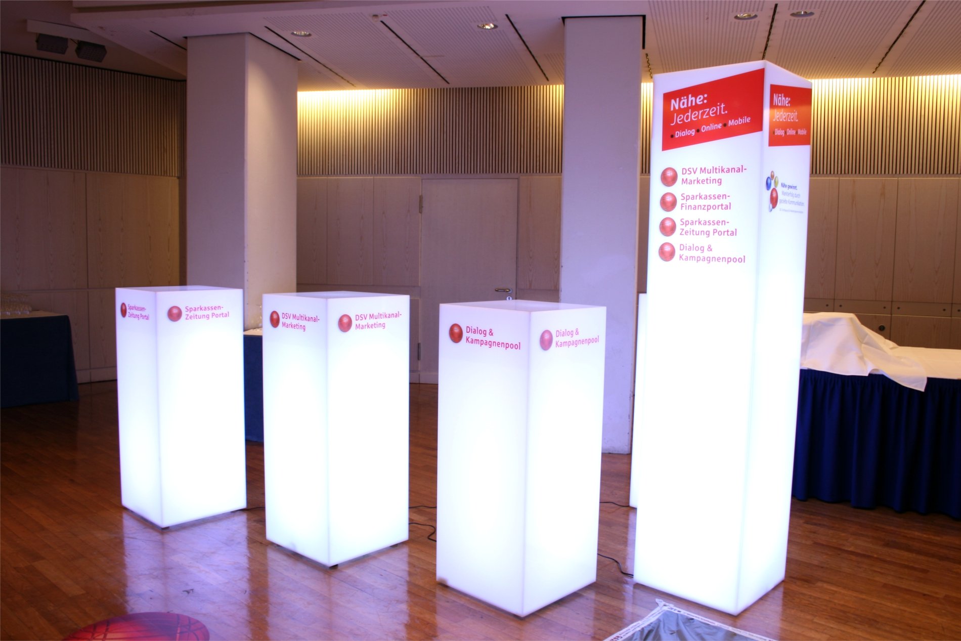 Lounge-Mietmöbel | Stehtisch für Events und Messen mieten