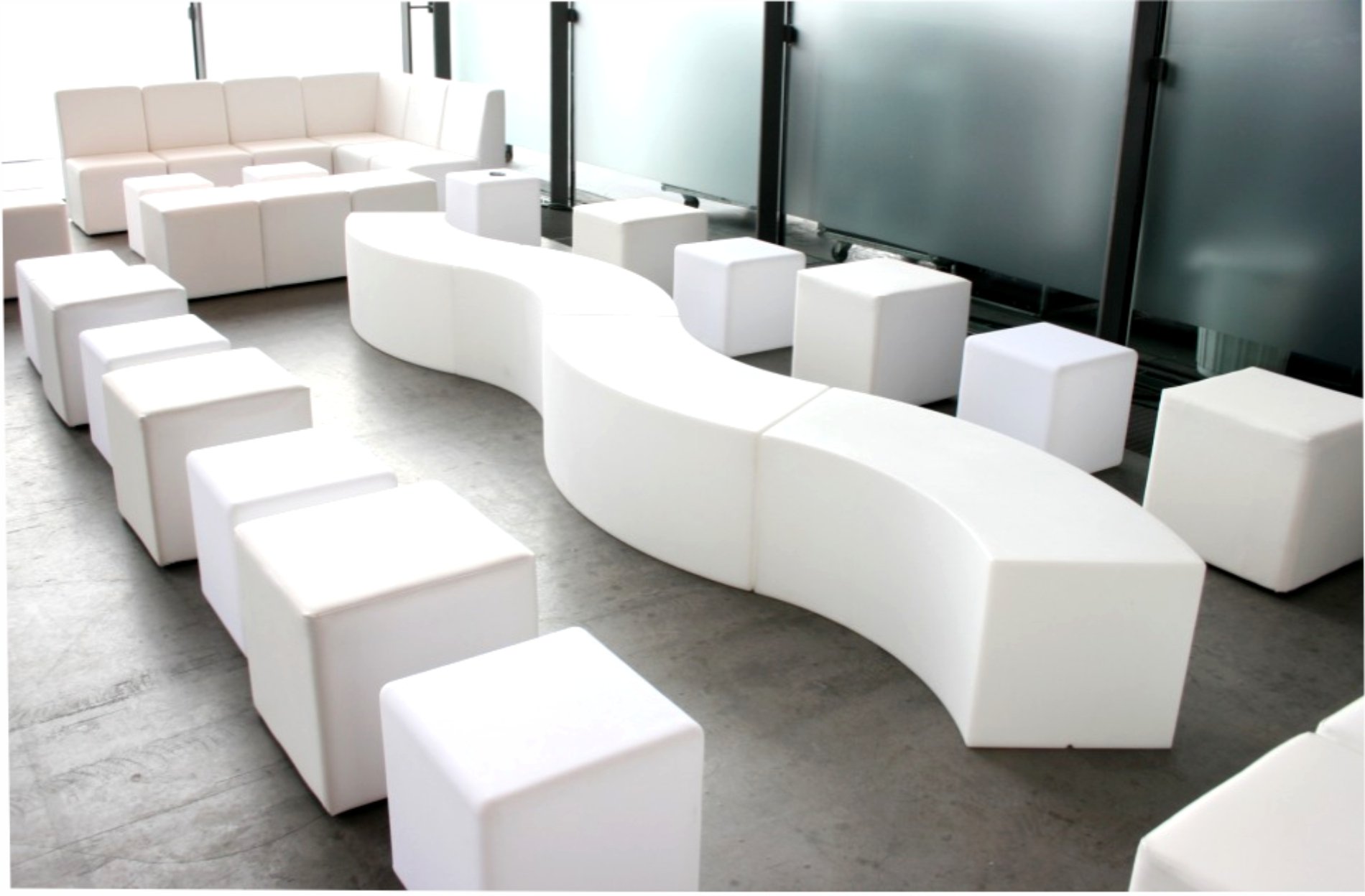 Loungegruppe mieten - verschiedene Loungemöbel kombiniert.