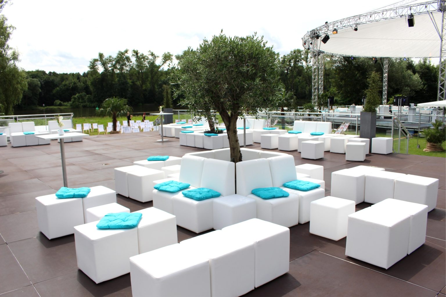 White Lounge | Weiße Loungemöbel für besondere Events mieten