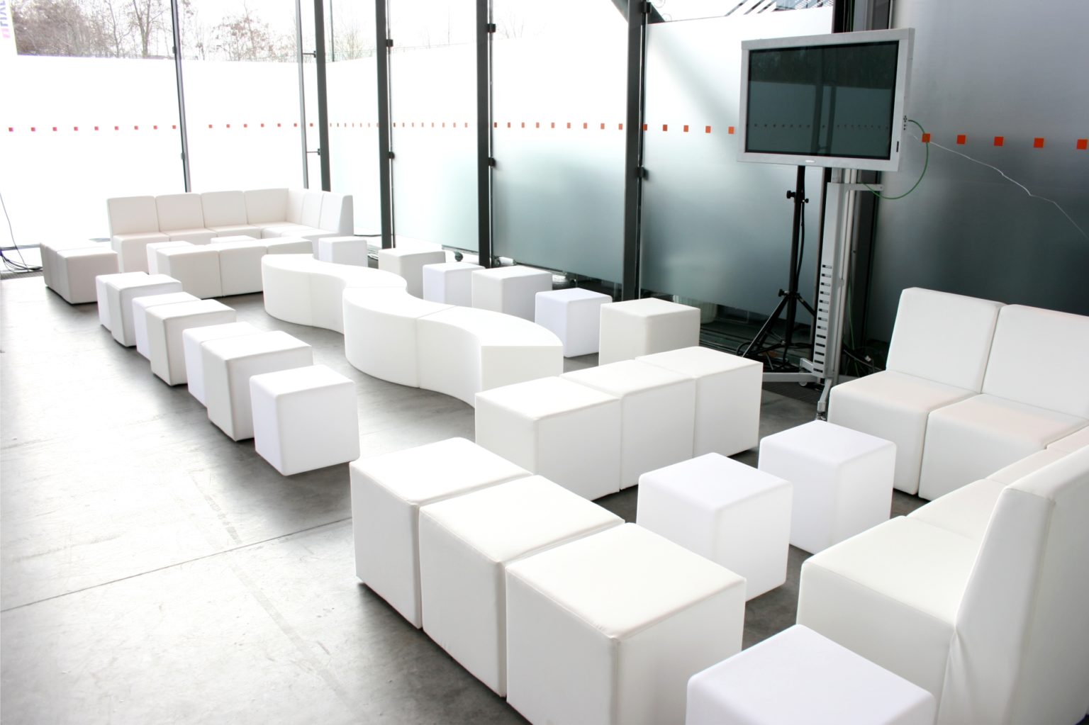 White Lounge | Weiße Loungemöbel für besondere Events mieten